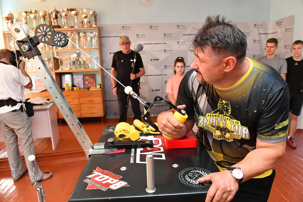 Armdrücken im Luftschutzkeller: Schüler leiden besonders unter dem Krieg