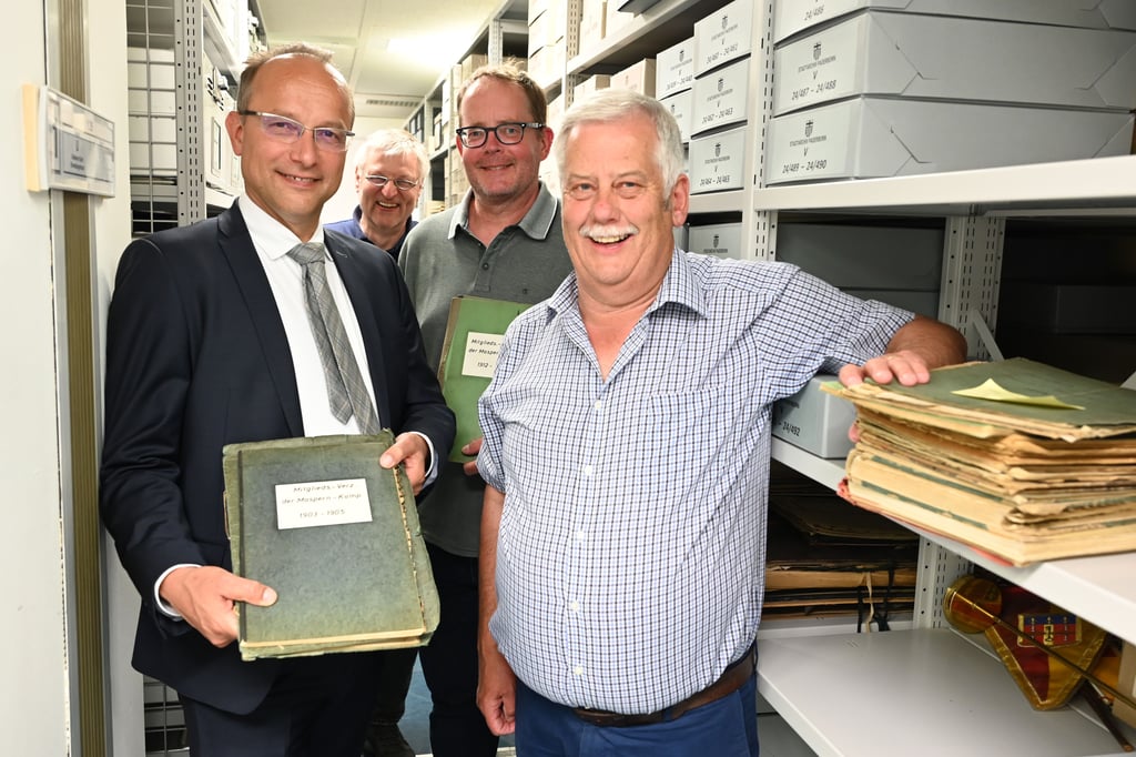 Maspern-Kompanie übergibt Mitgliederlisten an das Stadt- und Kreisarchiv Paderborn