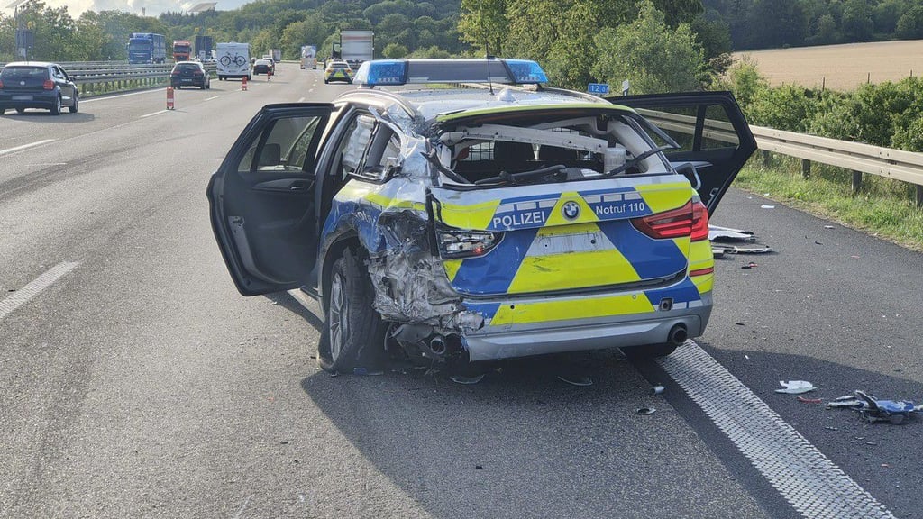 Lkw kracht in Polizeiauto auf der A 44 bei Kassel