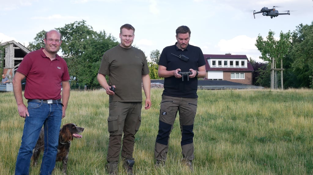 In der Morgendämmerung steigt die Drohne