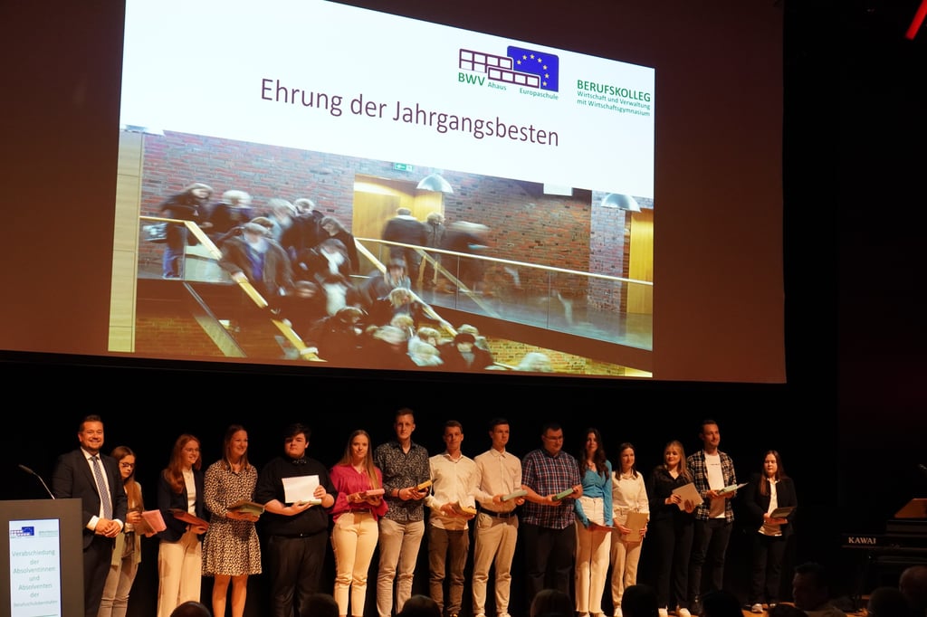 Berufskolleg für Wirtschaft und Verwaltung ehrt beste Absolventen