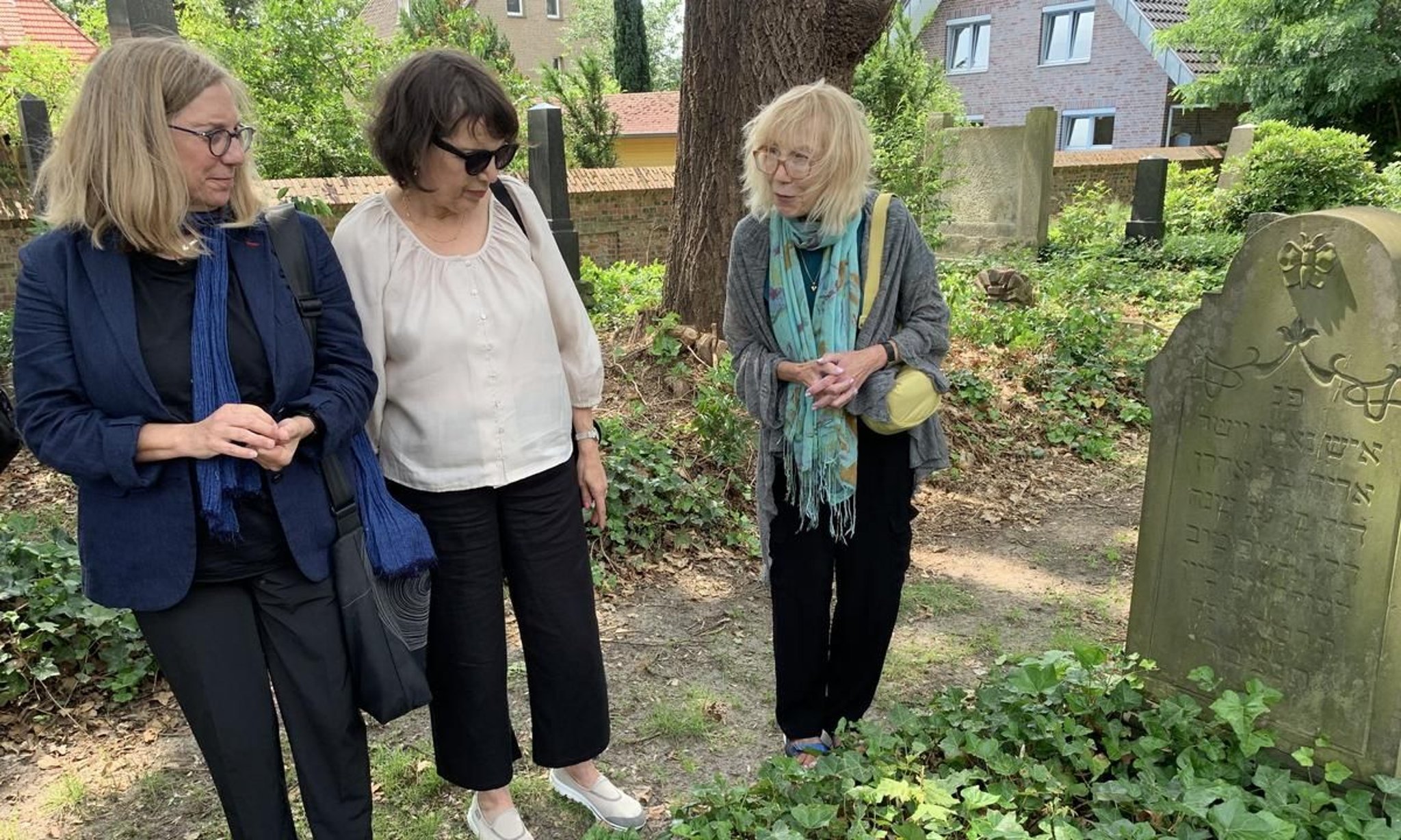 Drei Schwestern mit Gütersloher Wurzeln auf Spurensuche