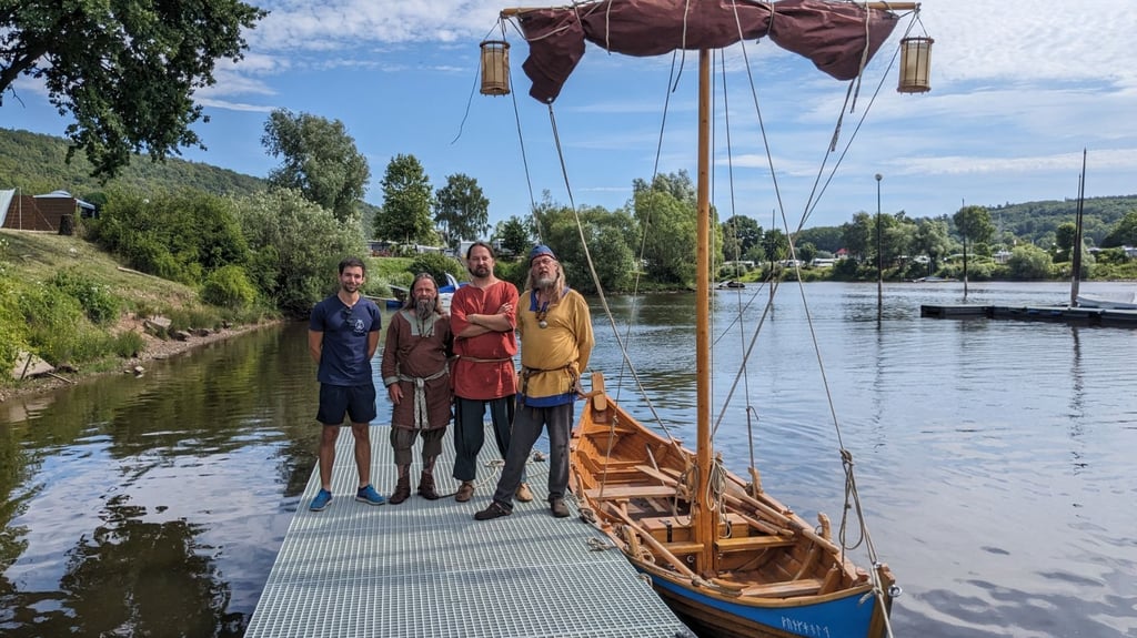 Wikingerschiff legt in Vlotho an