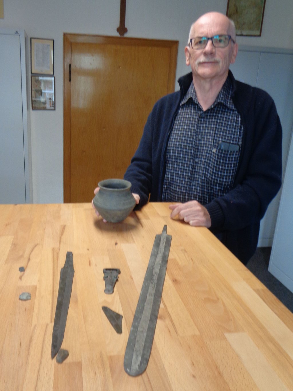 Ossendorf: Archiv bekommt Schwert und Krug aus 6. Jahrhundert