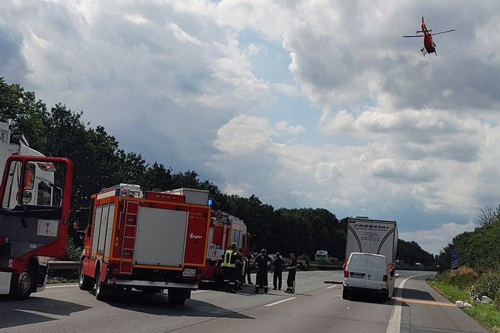 Fahrer in Sprinter eingeklemmt: Schwerer Unfall auf A2