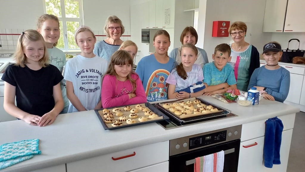 Kinder in Steinhagen basteln Buchcover und backen Halunkenbrötchen