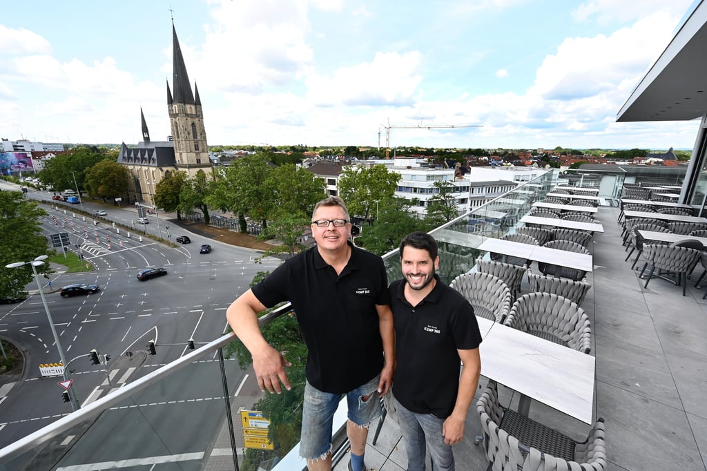 Mit einem „Kumprinja“ die Aussicht auf Paderborn genießen