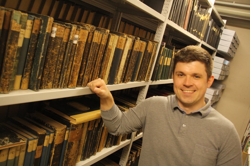 Aaron Pfaff bringt Espelkamper Archiv auf Vordermann