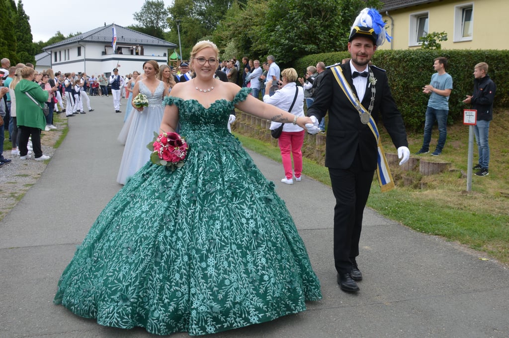 Warburg: Schützenfest Calenberg - Glanzvolles Königspaar lässt sich bei ...