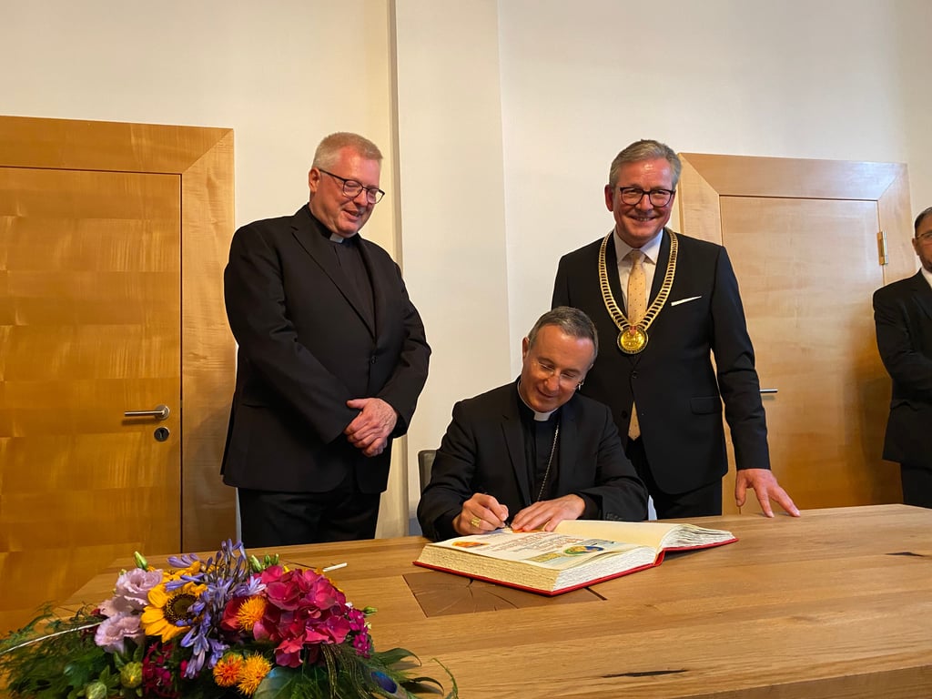 Neuer Bischof von Le Mans trägt sich ins Goldene Buch der Stadt ...