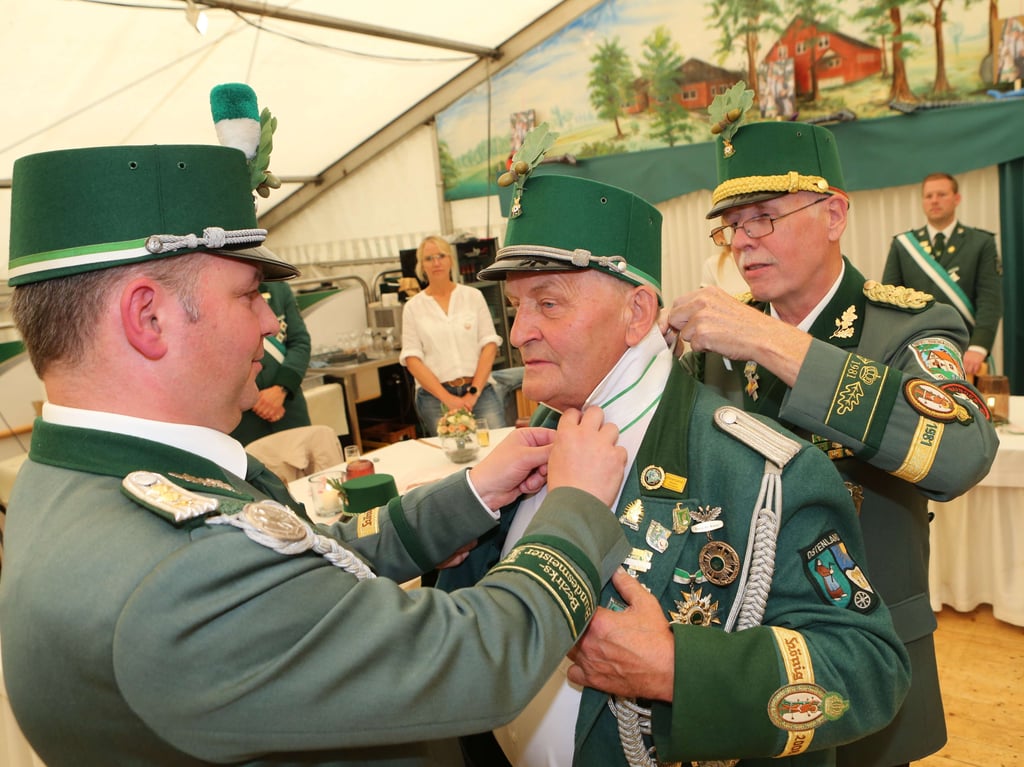 Delbrück-Ostenland: Stefan Büser erhält das St.-Sebastianus-Ehrenkreuz
