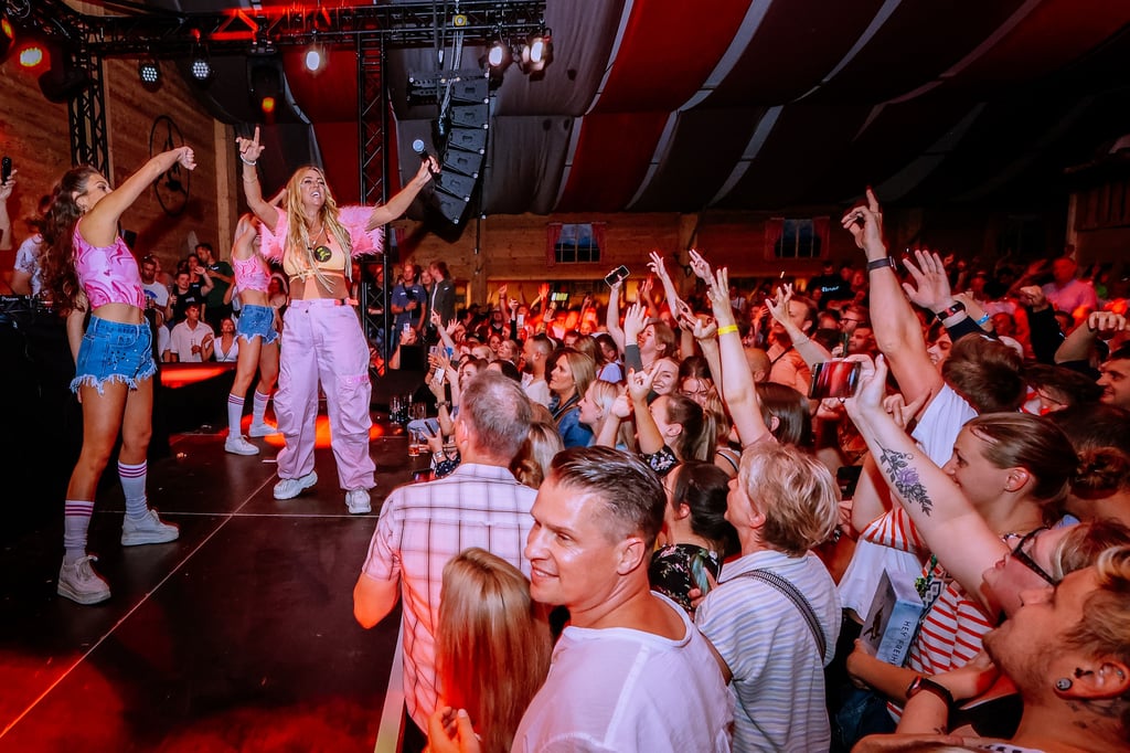 Libori 2023: Loona rockt die Paderborner Almhütte mit „Bailando“