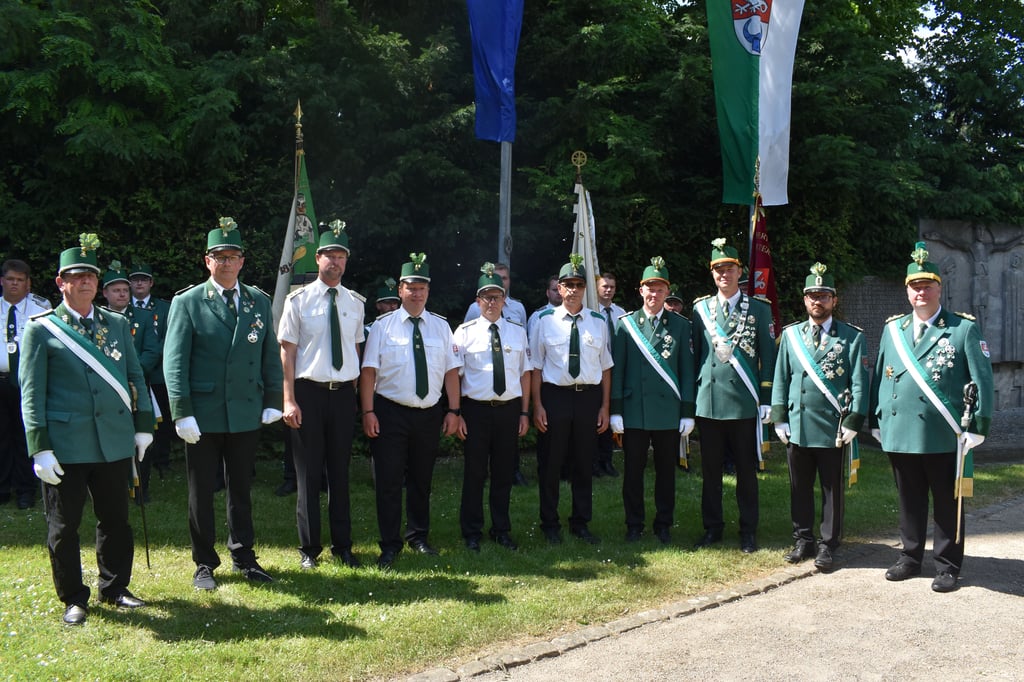 Oberst und Hauptmann in Oberntudorf erhalten Hohen Bruderschaftsorden
