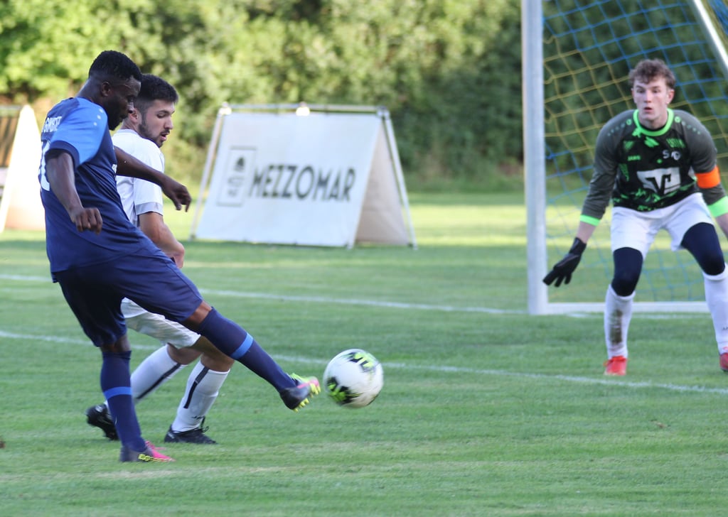 Der Ball will nicht ins leere Tor