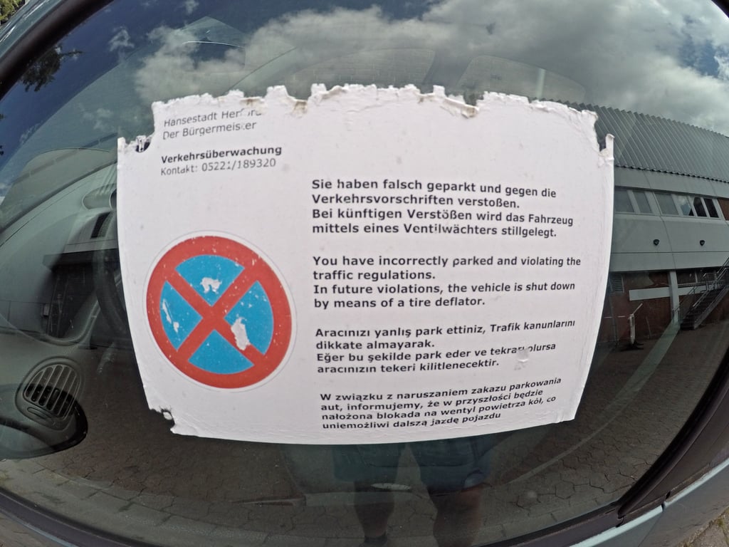 Auto aus Frankreich steht ein Jahr im Parkverbot in Herfords City