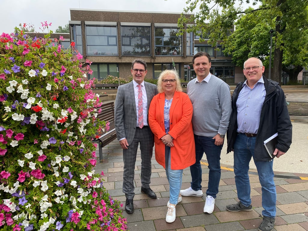 Versmold: Entenrennen, Rinderwahnsinn, Schweinebrunnen