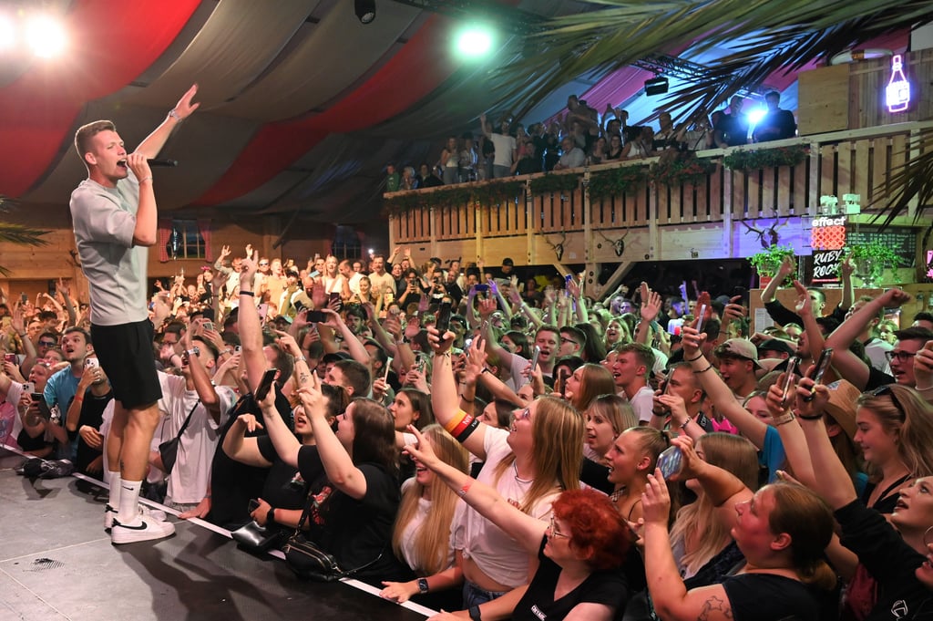 Mehr als 1000 Besucher feiern mit Julian Sommer Mallorca-Party in der ...