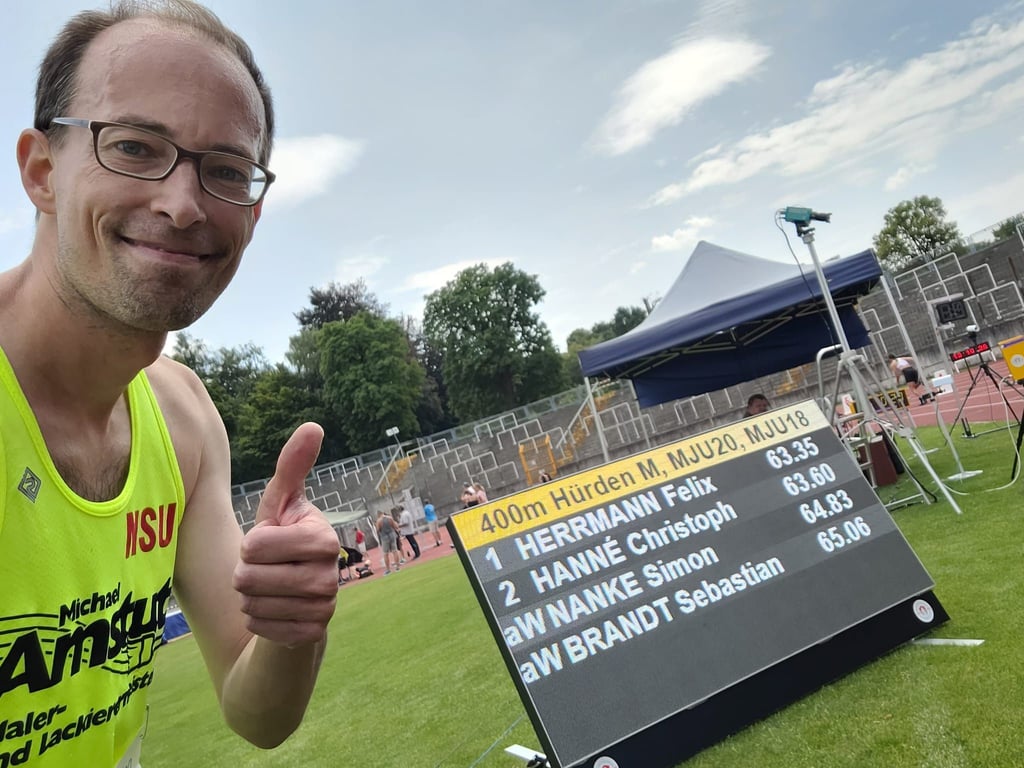 Leichtathletik-Rekord: Sebastian Brandt (Lütmarsen) fliegt über die Hürden