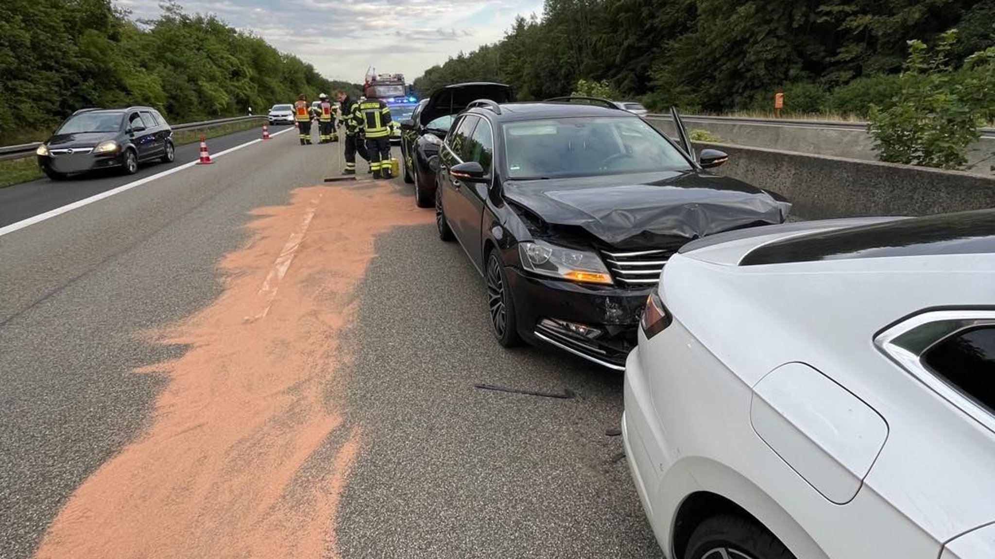 A44 bei Warburg: Auffahr-Unfall mit drei Autos