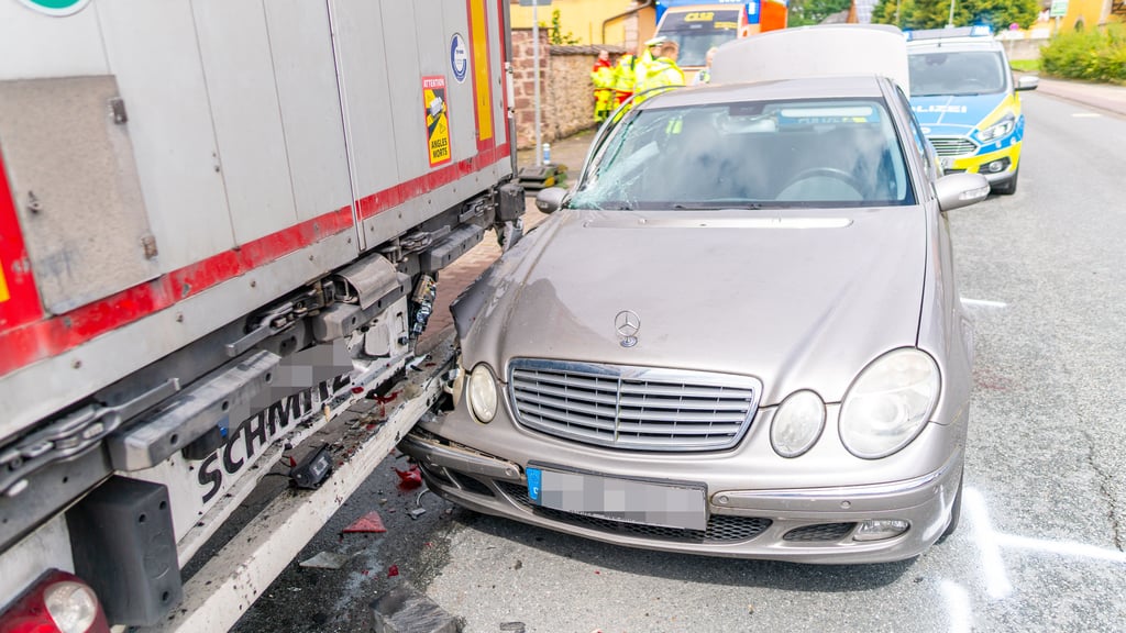 Brakel: Mercedes fährt in Rheder unter Lastwagen