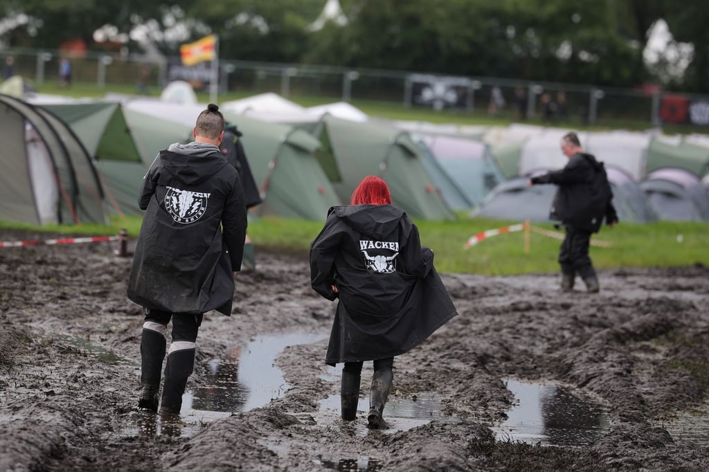 Heavy-Metal-Festival in Wacken versinkt im Schlamm