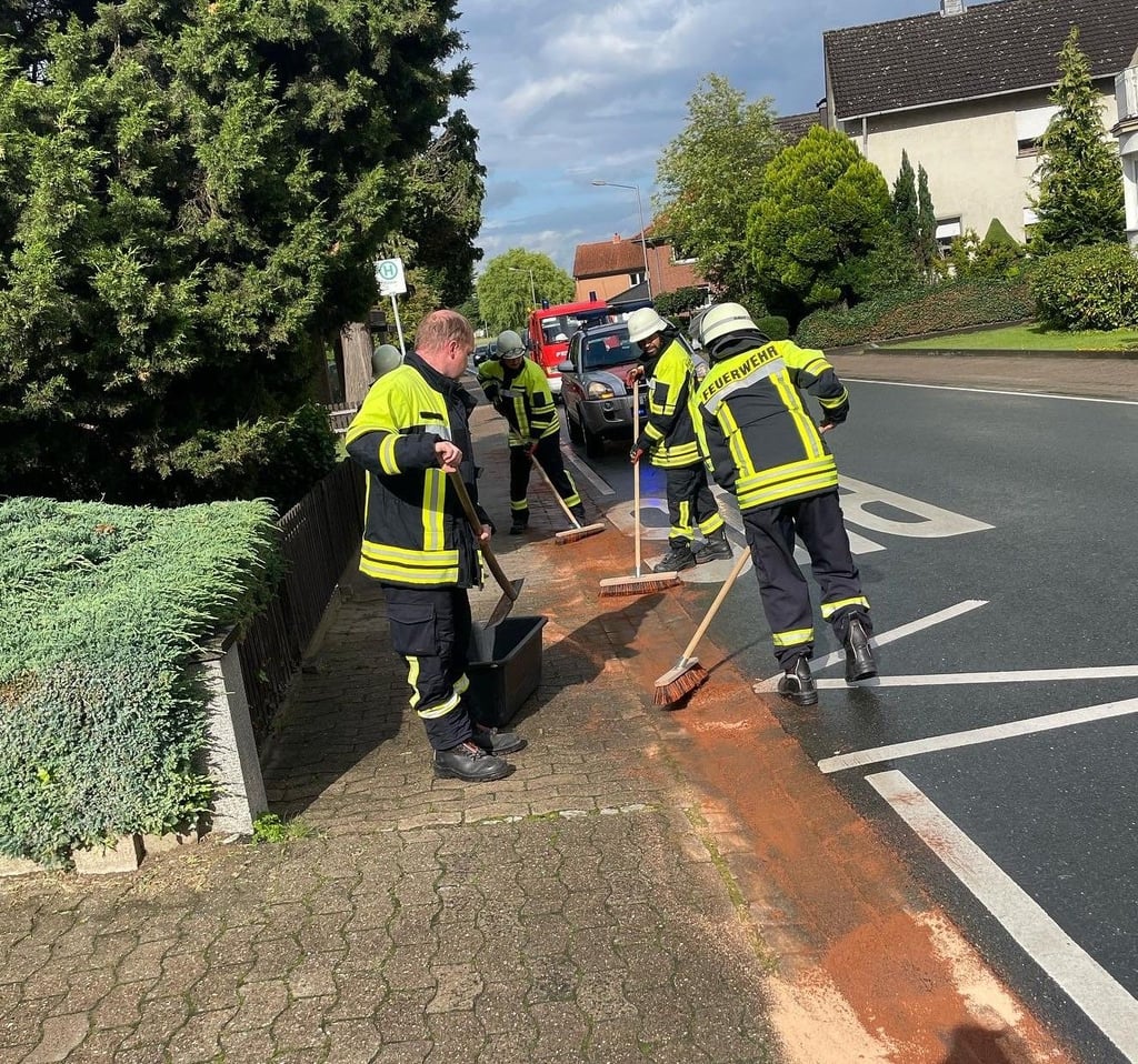 Enger: Feuerwehr streut Ölspur ab