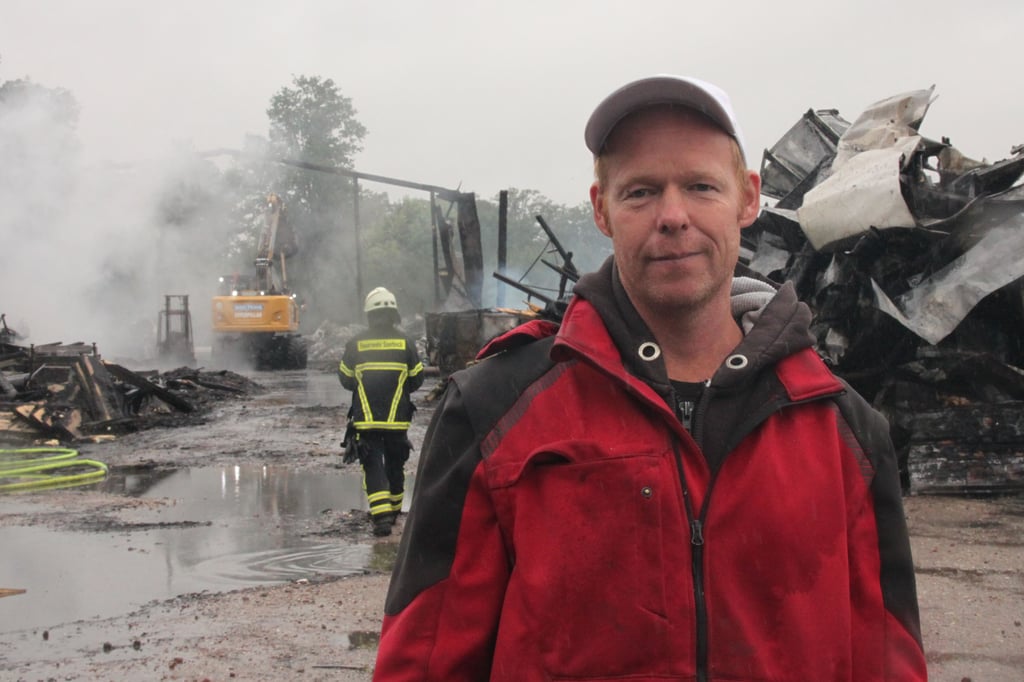 Zimmermeister vor den Trümmern seiner Existenz