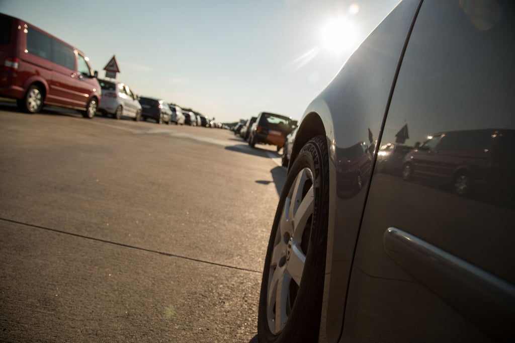 Stau auf der Autobahn: Lieber abfahren oder draufbleiben?