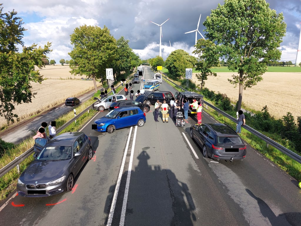 Unfallreigen mit sieben beteiligten Autos auf der B64 bei Paderborn