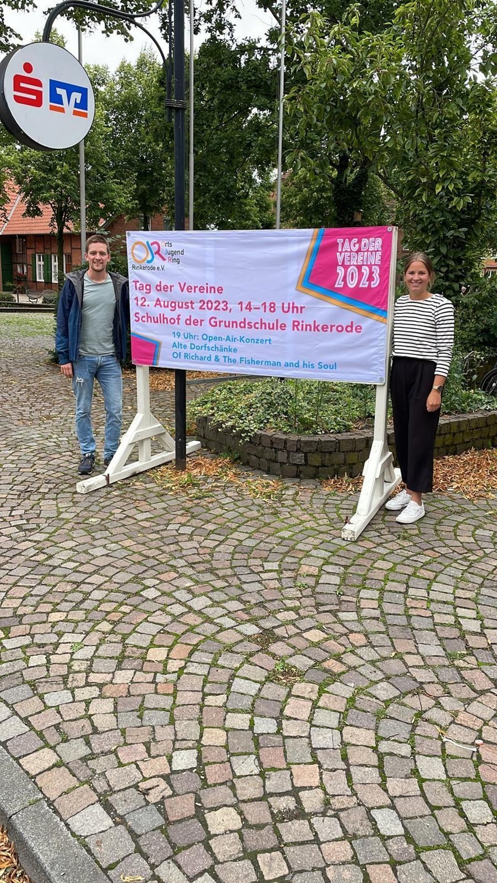 Schwarzlicht-Tischtennis und viel Musik