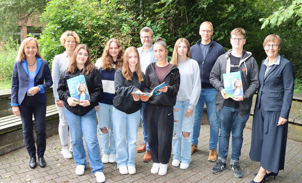 Erste Exemplare des Ausbildungsatlas 2024 an Realschule in Hövelhof ...