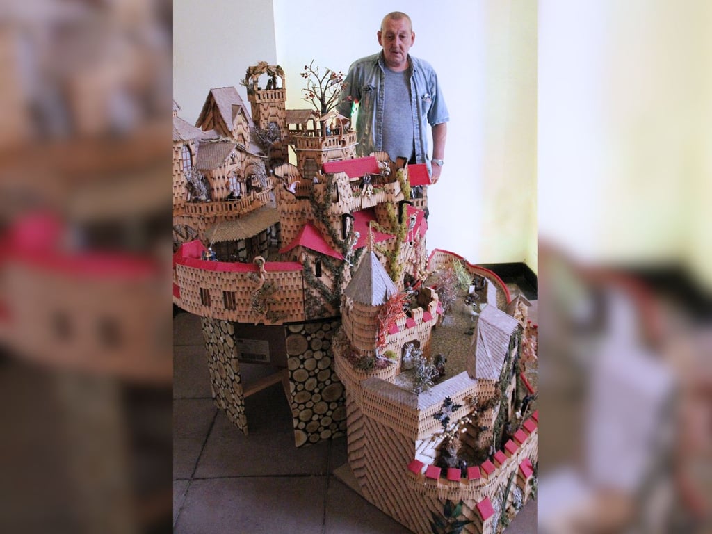 Lengerich: Andreas Stys baut Mittelalterburg aus 90.000 Streichhölzern