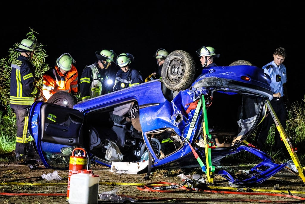 Auto überschlägt sich: Zwei lebensgefährlich Verletzte