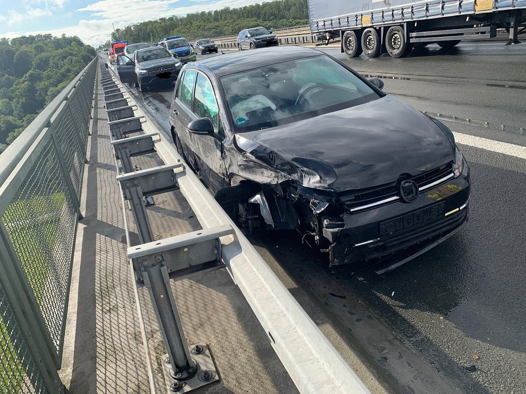 62-Jähriger kracht auf A44 bei Büren in Stauende: zehn Personen beteiligt
