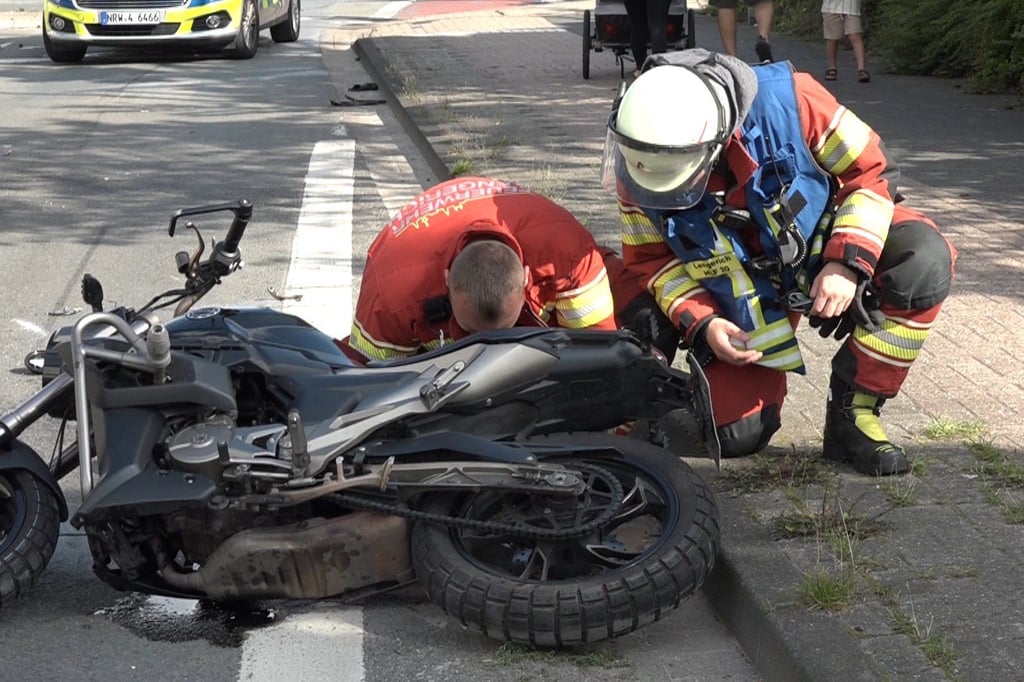 Kollision beim Überholen: Junger Motorradfahrer wird schwer verletzt