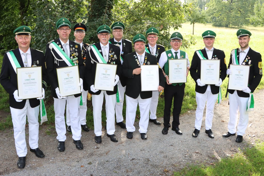 Schützen in Delbrück-Boke ehren unter freiem Himmel am Pfarrheim