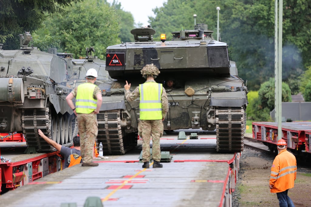 Britisches Militär verlädt in Sennelager Panzer für Manöver