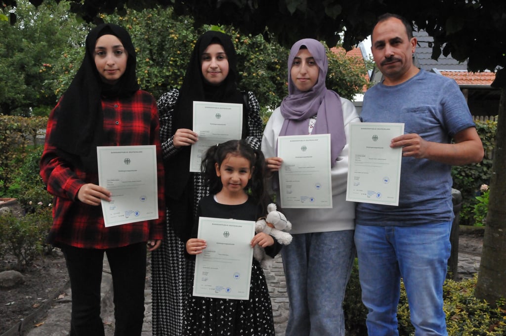 Die Urkunde in den Händen