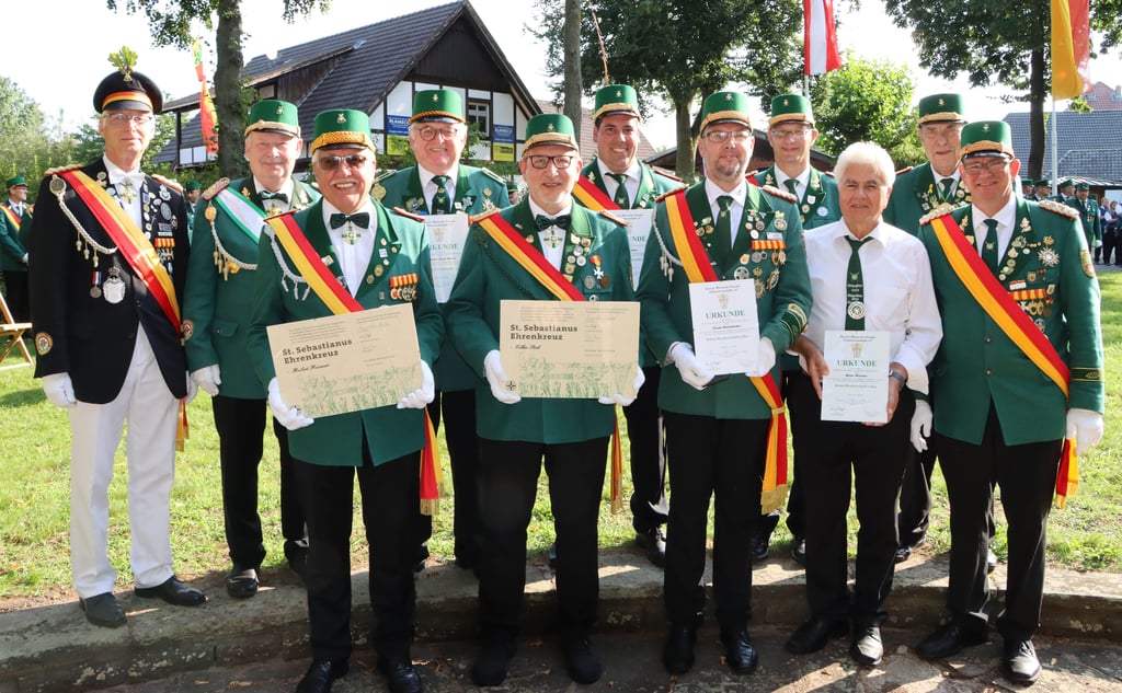 Schützen in Delbrück-Bentfeld ehren unter freiem Himmel