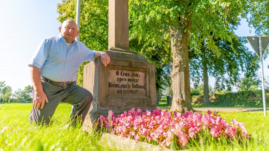 Brakel: Rudolf Elberg bepflanzt seit 60 Jahren Kreuz an der Annenkapelle