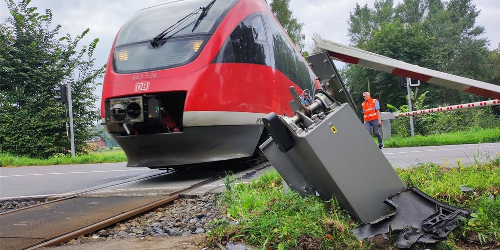 Ahauser (28) fährt gegen Schranke: Bahnstrecke zwischen Enschede und Ahaus zeitweise gesperrt