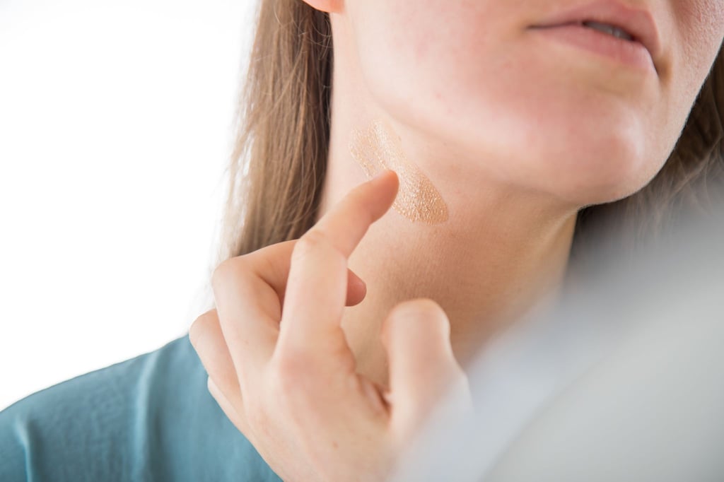 Die passende Farbe: Foundation am besten am Hals testen