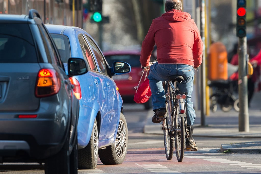 Toter Winkel: Vorsicht und Rücksicht beim Rechtsabbiegen