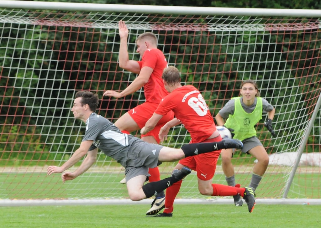 B-Liga Süd: Trio mit neun Punkten vorn