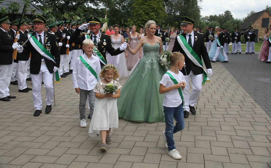 Schützenfest in Holsen-Schwelle-Winkhausen: Königin Daniela ...