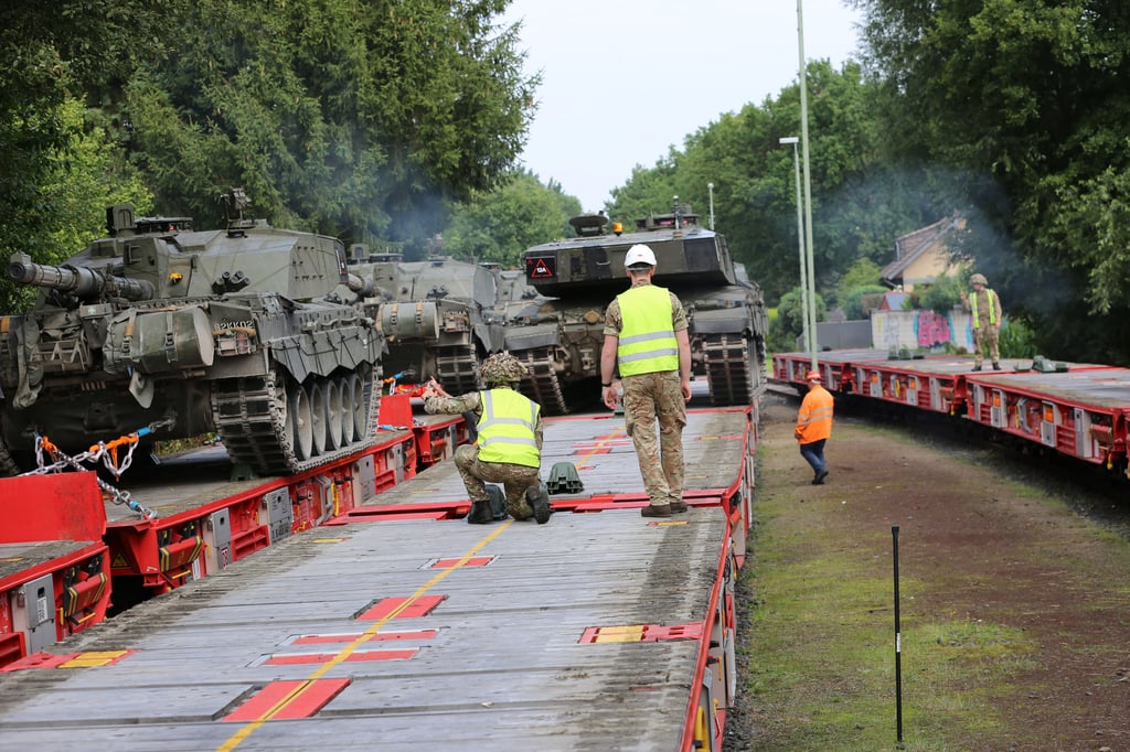 Britische Militärkonvois kehren nach Paderborn-Sennelager zurück