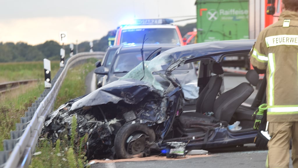 Schwerer Unfall auf der B64 zwischen Raestrup und Telgte