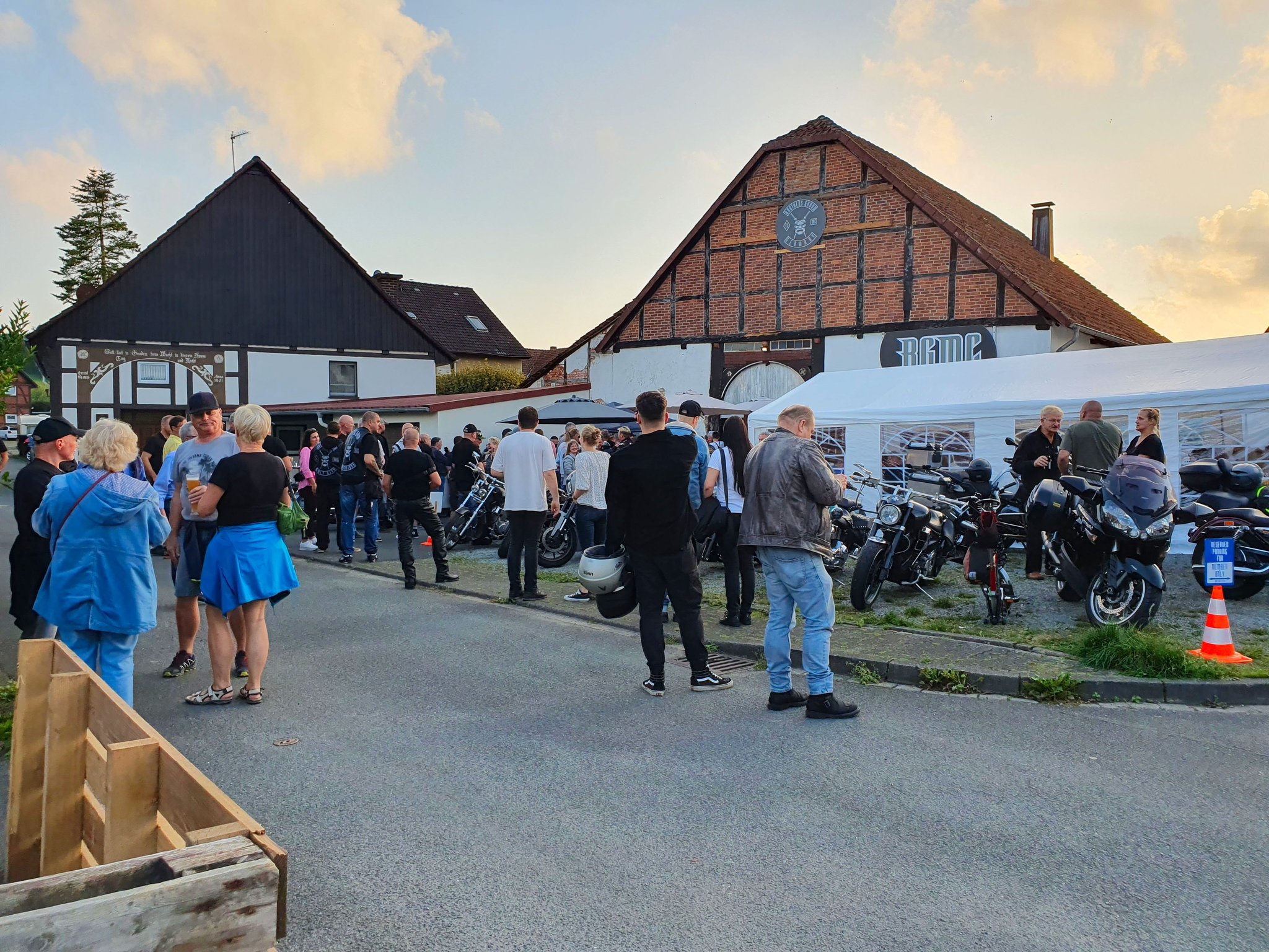 Blomberg: Polizei ermittelt gegen Gäste von „Grillparty“ des rechten ...