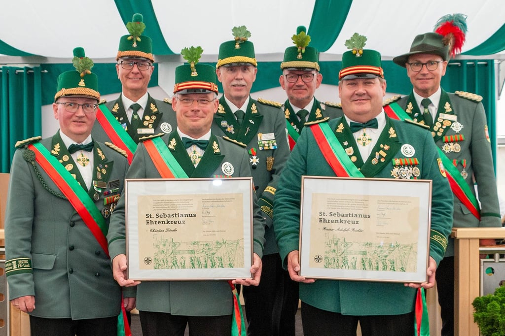 Verdiente Schützen in Paderborn-Sande ausgezeichnet