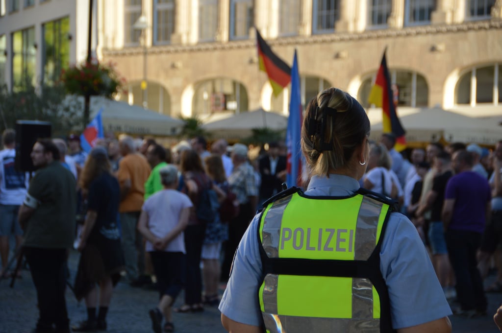 Polizei trennt zwei Kundgebungen in der Paderborner Innenstadt